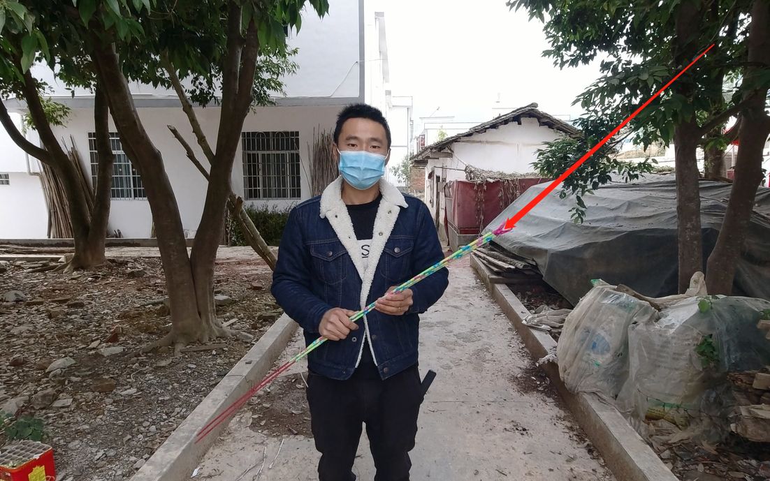 小孩玩这种手持烟花要注意!点燃几秒后爆炸,比鞭炮威力还大