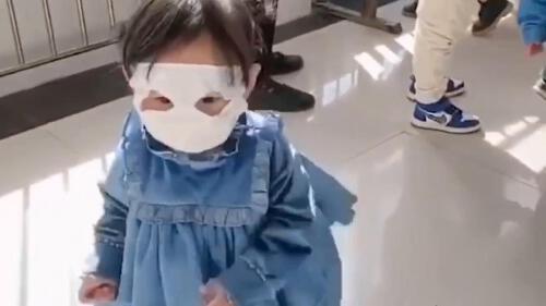 小朋友们的“打劫式”口罩戴法!
