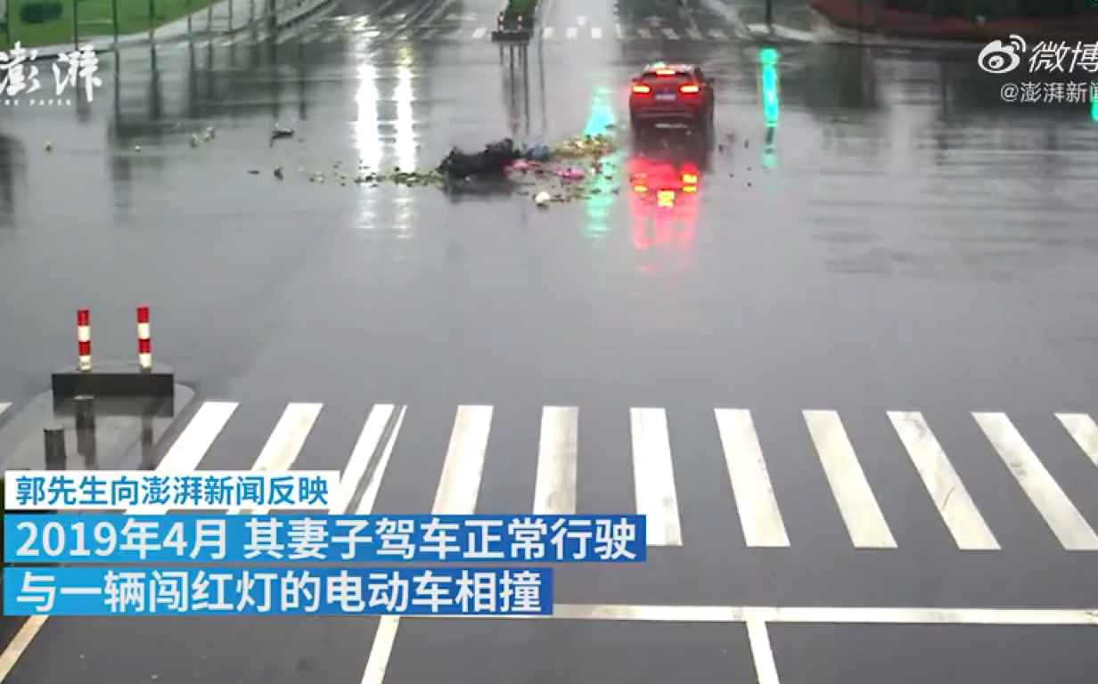 ...的郭先生反映,去年4月,其妻子驾车正常行驶,被一辆闯红灯的电动车撞...