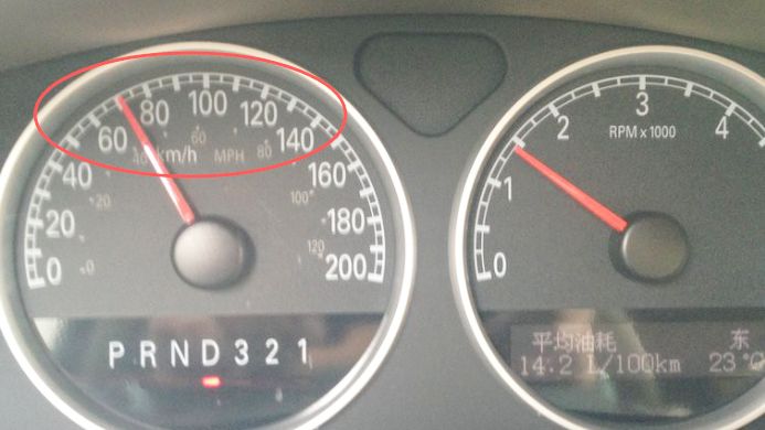 跑高速时,踩油门转速表有这种故障要当心,继续开不但费油还毁车