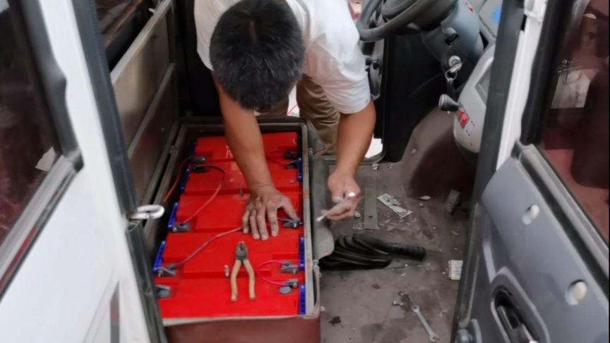 电动四轮车换电瓶花了1700,问一下贵不贵?