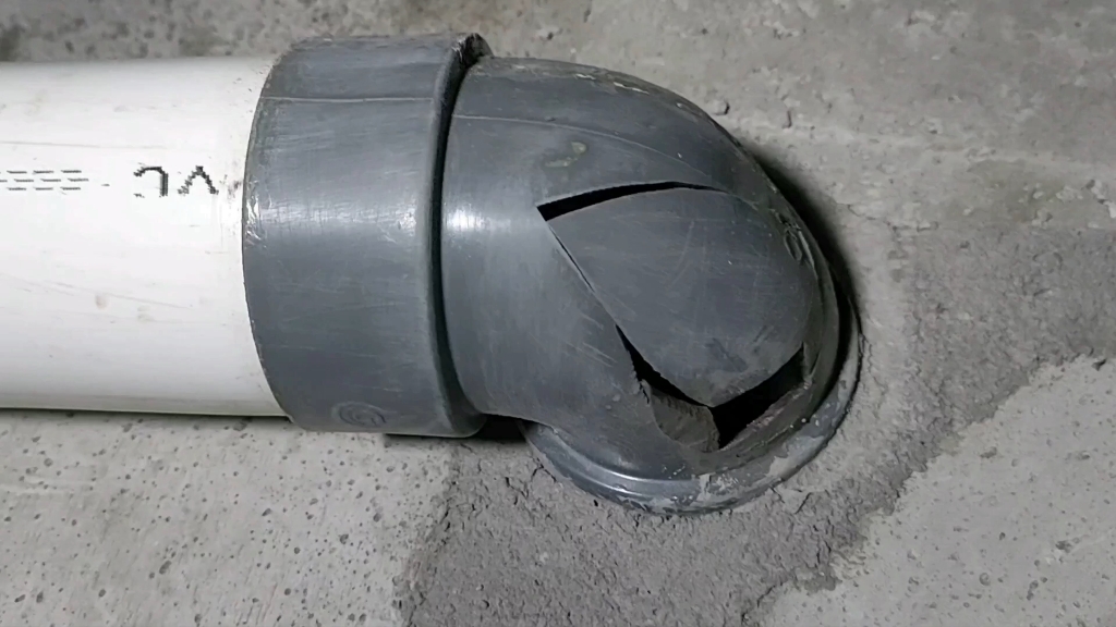 PVC排水管弯头破了,用一种新奇的维修水管方式,只建议临时使用