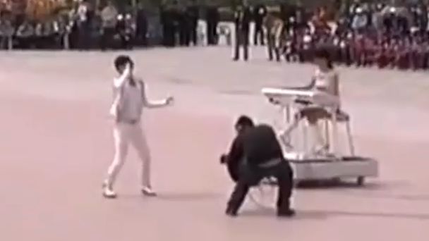 玖月传奇回报家乡人民开演唱会,现场高歌一曲,太好听了!