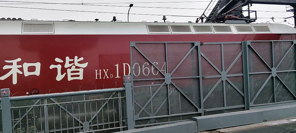 Z334次列车晚点10分钟通过襄阳汉江大桥,视频第20秒有高软车厢