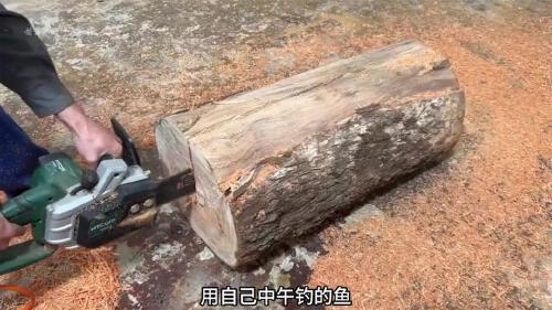 太厉害了,大叔把换回来的木头打造成一款结实耐用的实木桌子