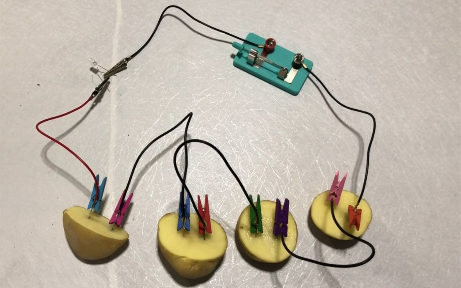 【初中物理随堂小实验】水果电池:电压