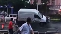 红绿灯 平安行 2019 电动汽车路中自燃 消防群众推车灭火