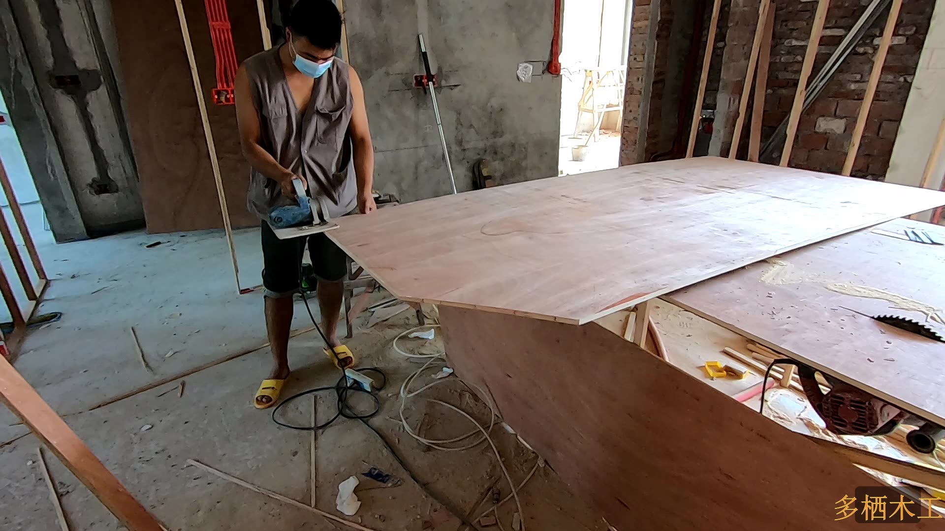 吊滑门现场预埋制作,木工师傅是这样做的,你看这样做对了吗