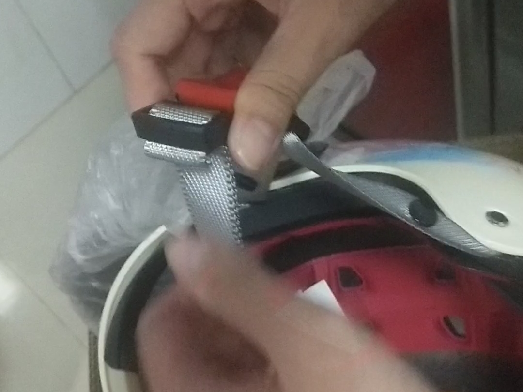 买电单车头盔一定要注意卡扣紧不紧,别听商家说经过认真。卡扣不紧,...