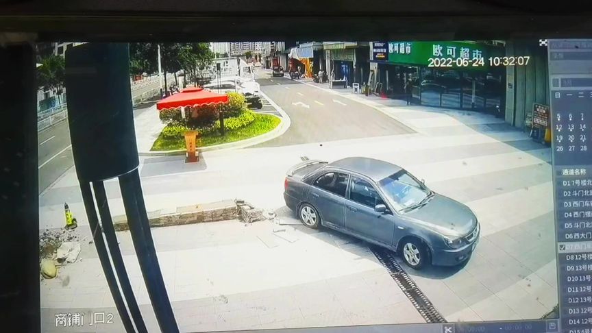 小区进出口正在施工,未摆放安全提示标志,出了交通事故后