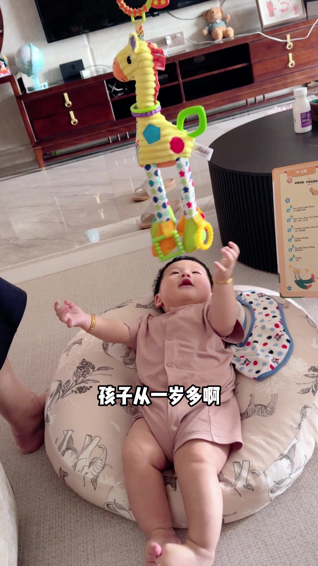 ...给她准备这本分级阅读吧,里面从儿歌到字母到句子到故事,循序渐进教...