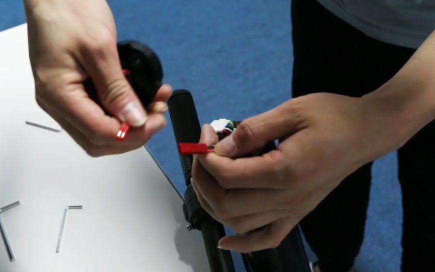 碳纤维滑板车安装电池视频 bremer 阿尔郎 比布等可参考