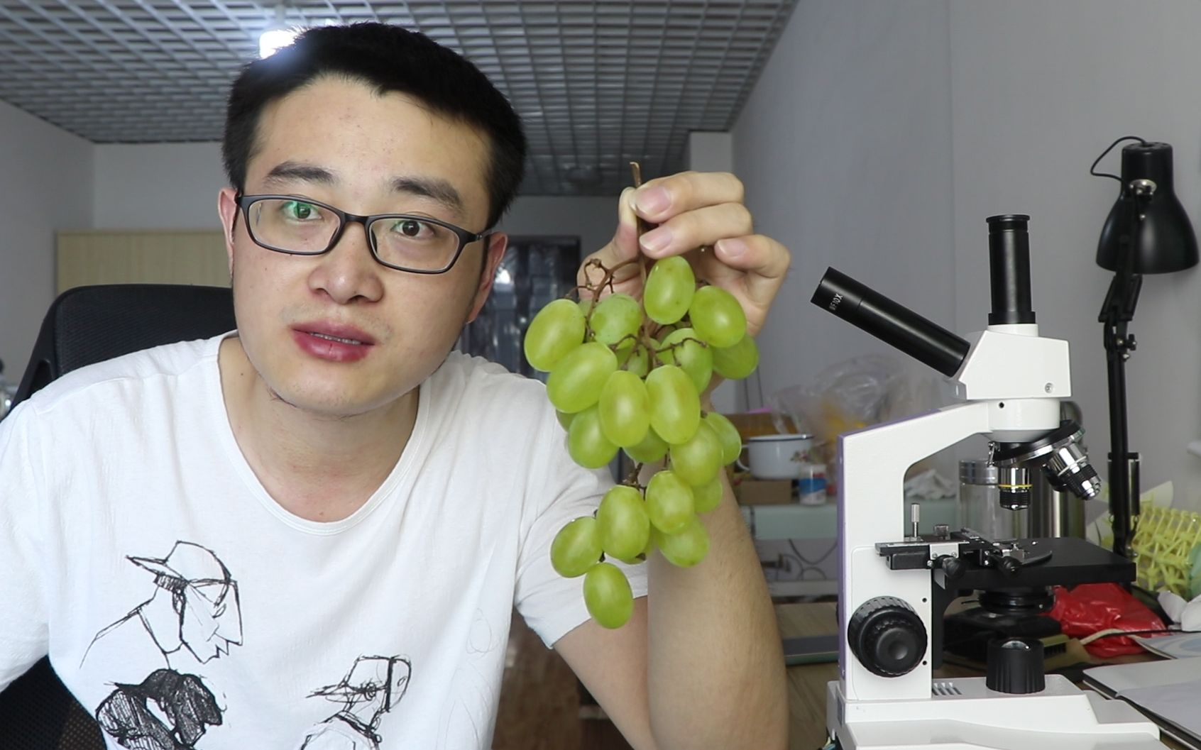 葡萄放大2000倍,我发现葡萄皮上有许多像宝石一样的晶体