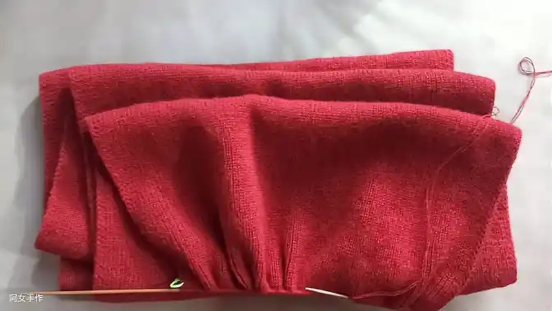 织了24天的红色羊绒围巾,还得再织一个礼拜才能完成