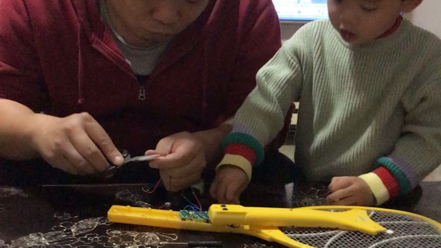 电蚊拍坏了,哥哥帮爸爸一起修