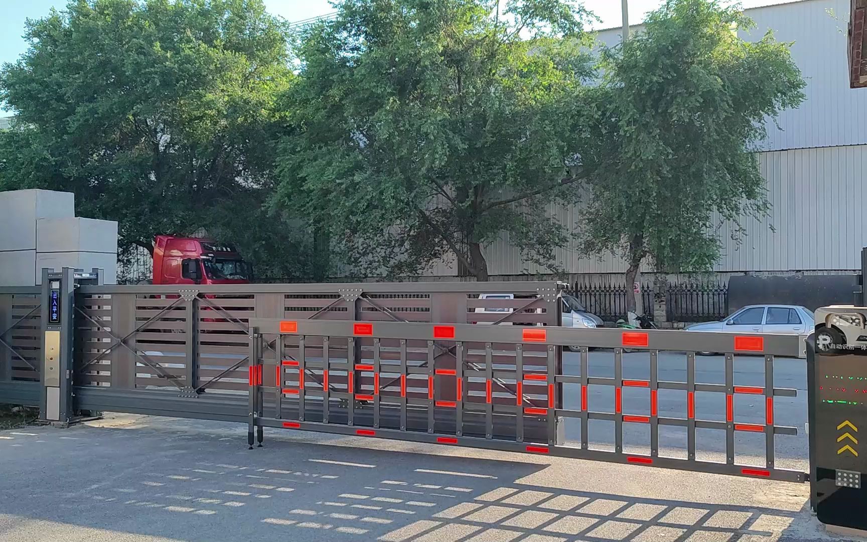 悬浮门平移门伸缩门安装案例智慧出入口设备组合方案