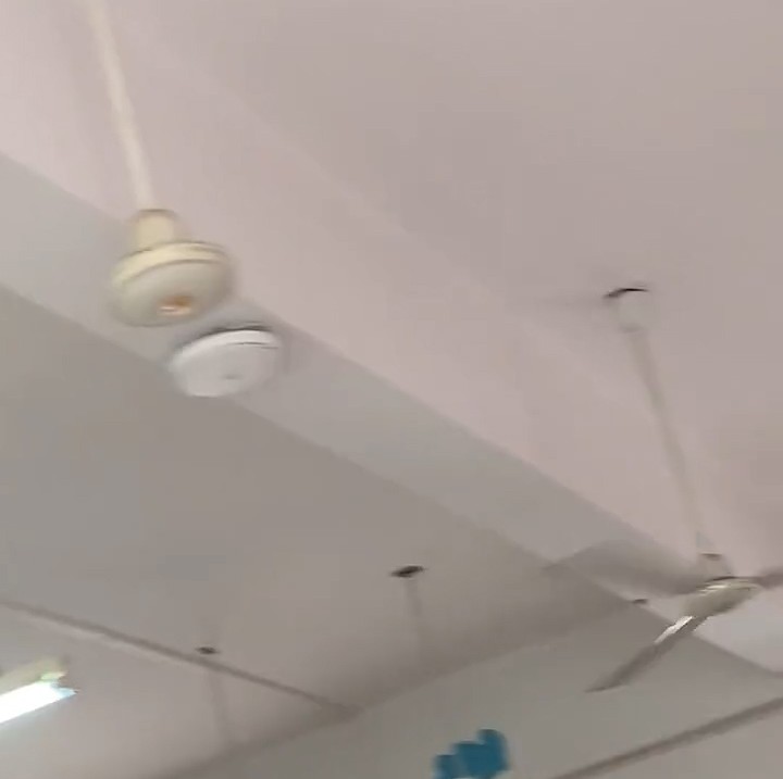 教室风扇没扇叶仍在工作,像陀螺一样努力旋转,网友:吹了个寂寞