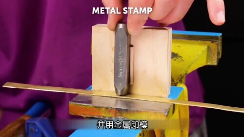伙将螺栓插入机器内,竟然设计制作出一款鸟笼高跟鞋,太有创意了