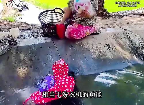 大姨把河沟变洗衣机!撒洗衣粉狂洗衣服,这操作太绝了