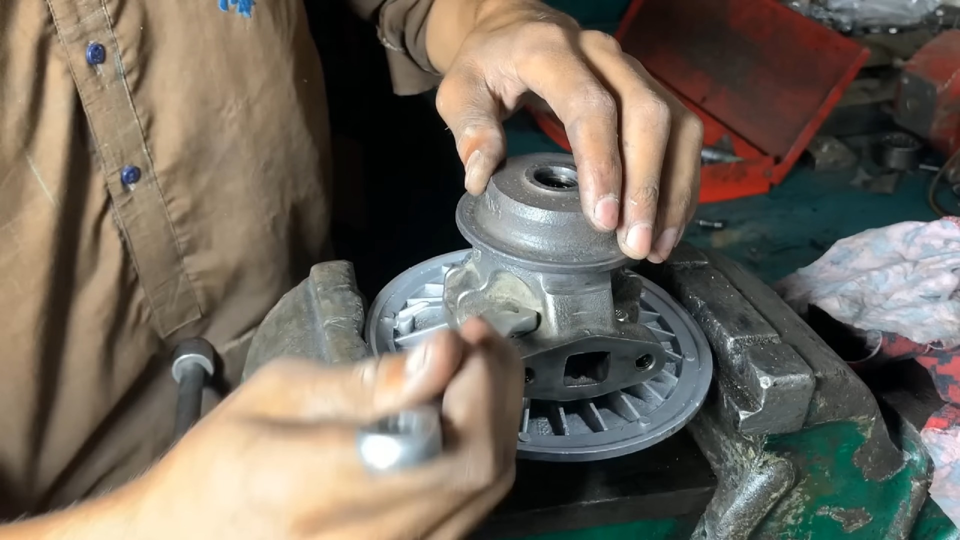 巴基斯坦万物皆可修-涡轮增压器重建:机械师如何修复生锈的发动机...