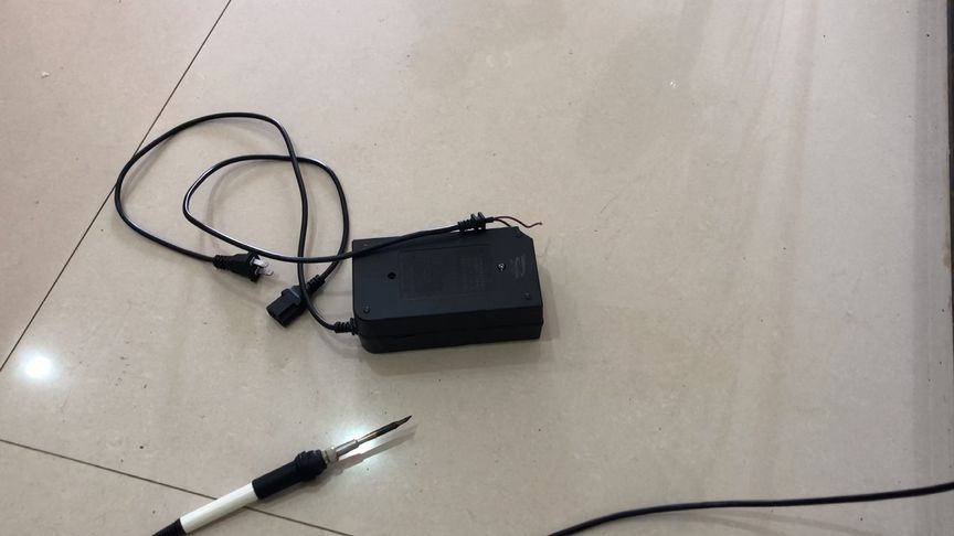 同事送来一个电动车充电器线断了.帮他接一下 还买了一个大西瓜谢