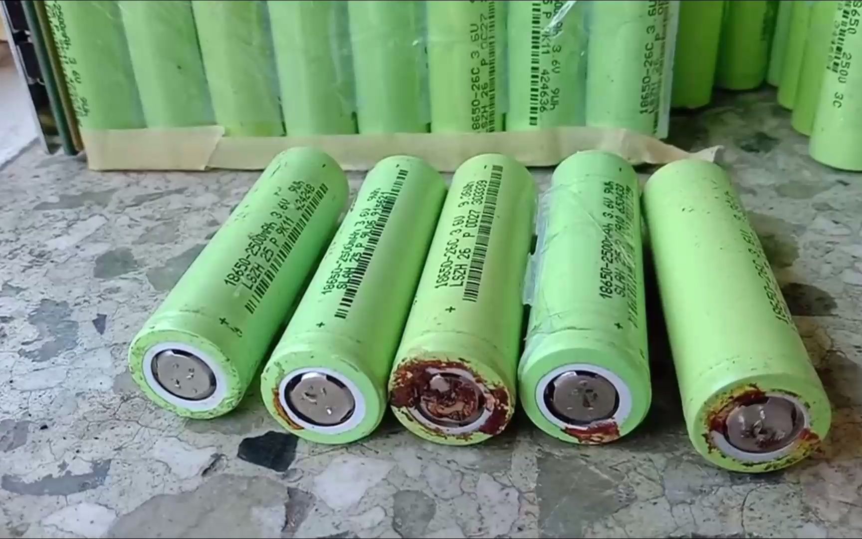 粉丝在网上花600多买的电动车锂电池!这简直就是个小型核弹