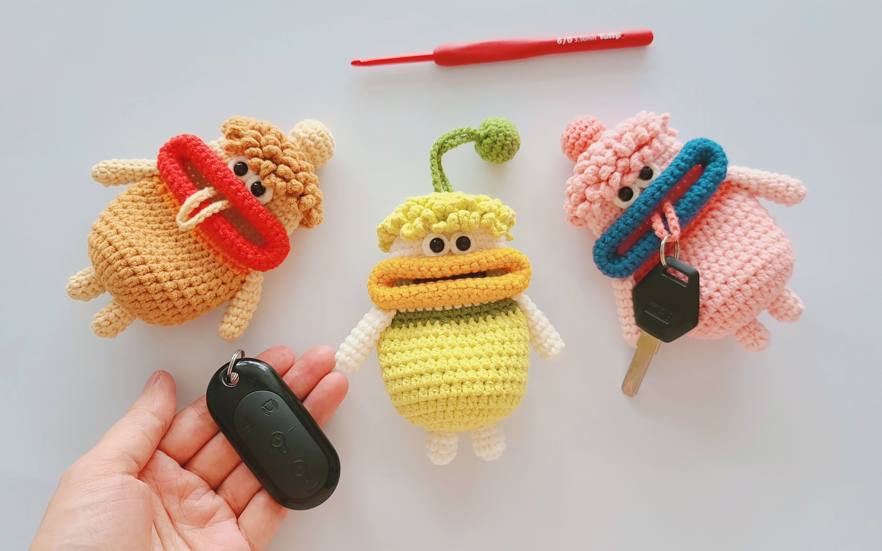 大嘴怪钥匙包:钩针卡通装饰小包,可装电动车汽车钥匙