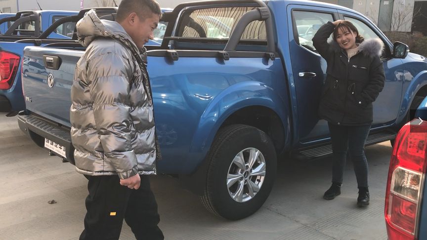 农村两兄妹去4S店看车,10万块钱的皮卡一眼就相中了,上来都要买