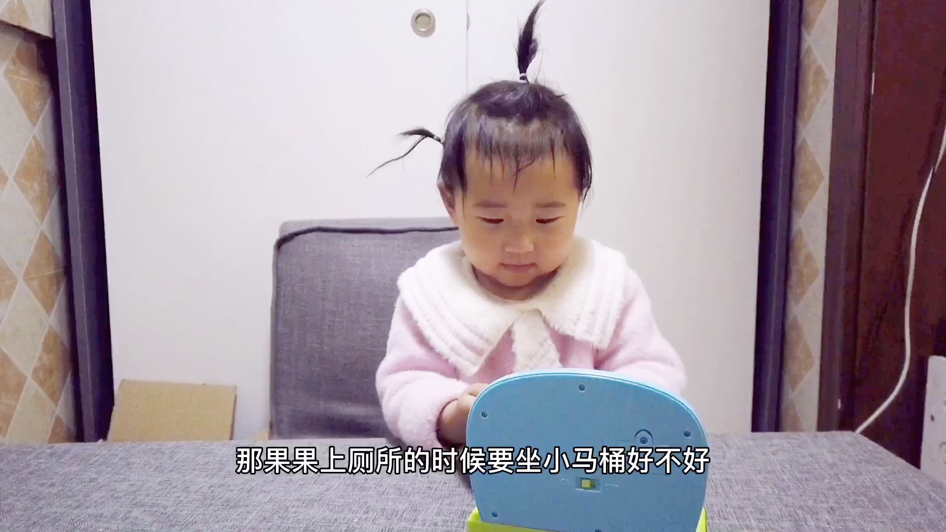 养成好习惯之:果妹帮巧虎上厕所,还不忘记给擦屁屁,好可爱