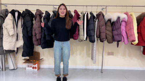 今年爆火的皮羽绒服,雯雪一口气试穿了四个颜色,有你喜欢的吗?