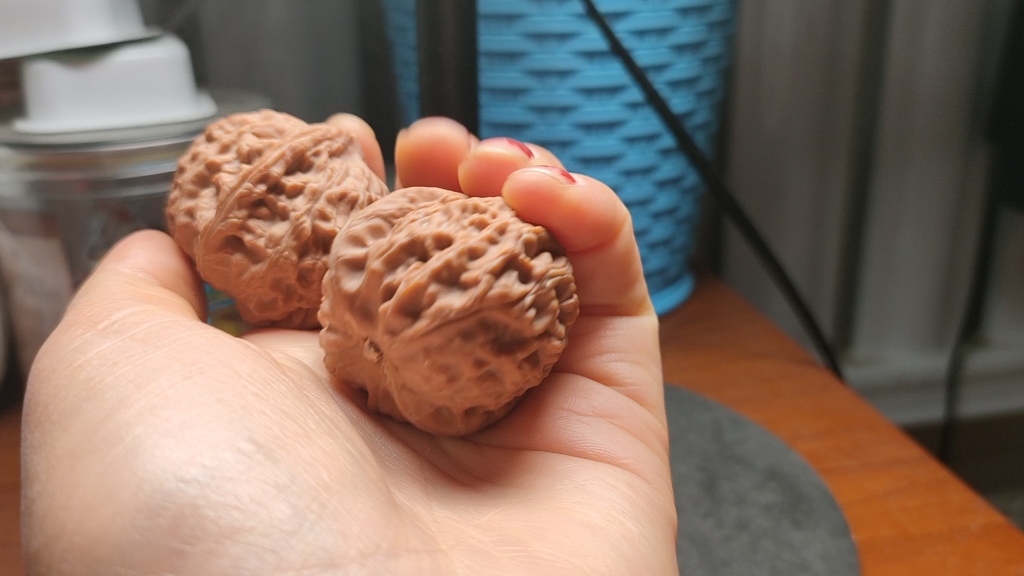 这对玉枕长在了我的审美上,大肚子小气门,酒红色皮质。