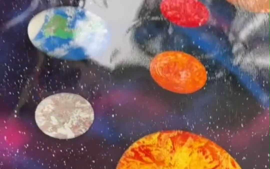 大神接受网友的挑战,在白纸上画出太阳系