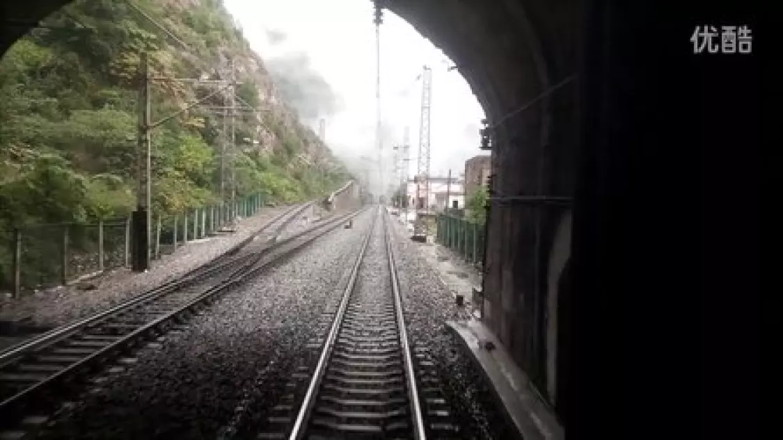 【国庆运转】K245次列车宝成线青石崖站隧道内会让K1364次后发车