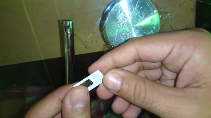 手机SIM卡里面有些什么?今天为你暴力拆解SIM卡,看清楚里面有些什么...