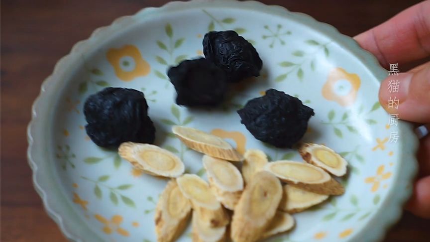 3颗乌梅加点黄芪煮水,每天煮一壶,消暑又益气,生津止渴补元气