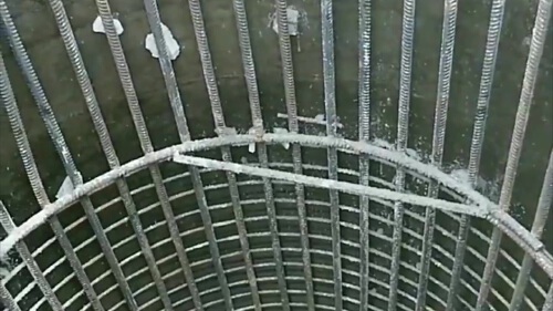 民间建造桥梁墩柱的工人,虽然是平凡的岗位,却是在为祖国做贡献!