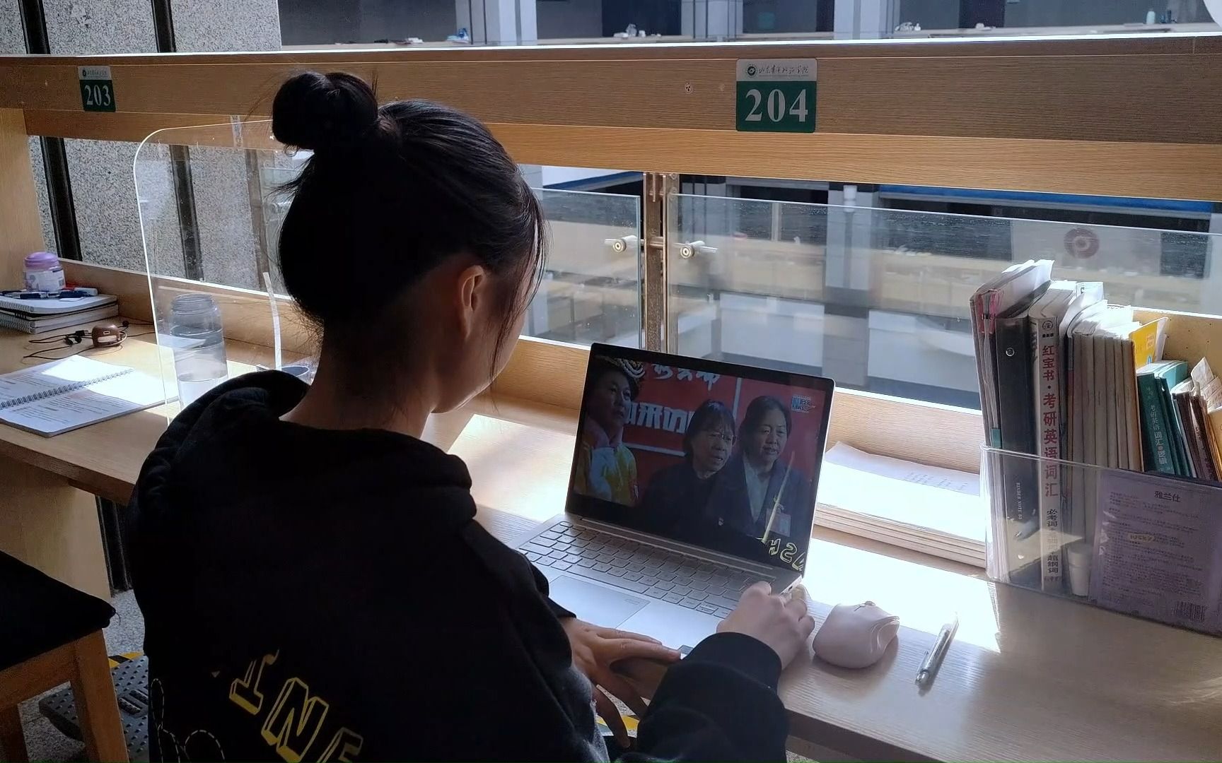 ...课”大学生微电影作品《倾年》——3.同学们找资料讨论,小姩有所感悟