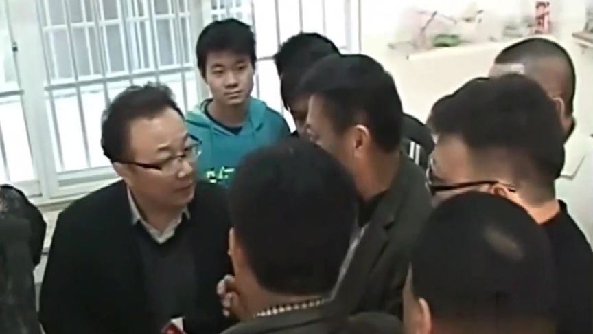 土豪千万级别的翡翠原石当场切割爆涨上亿派发十万红包