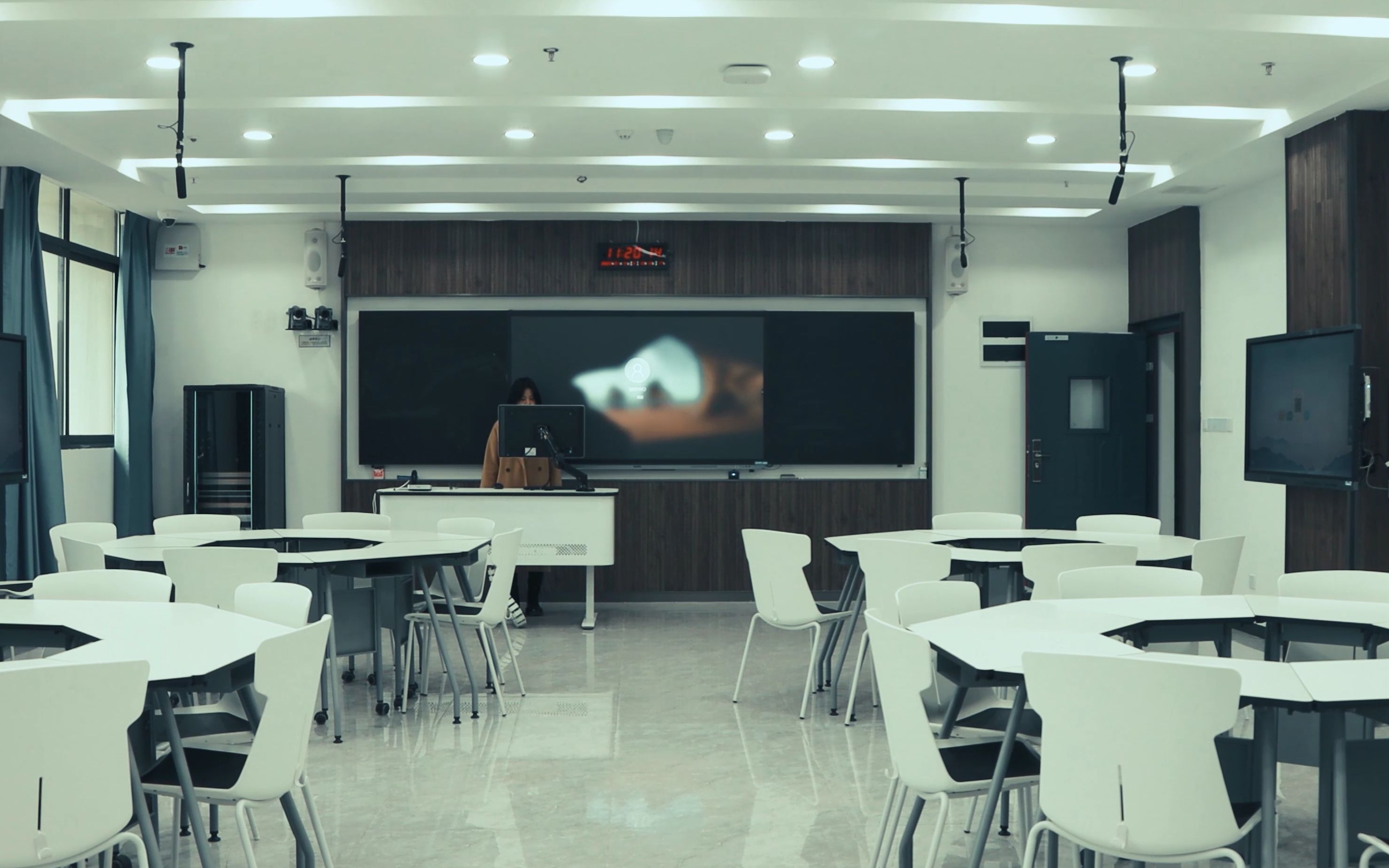 智慧教室怎么上课?来看看重庆工程学院智慧教学场景~
