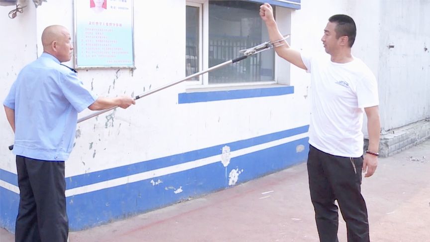 歹徒的“安乐器”?东北小伙发明灵活抓捕器,功能多样2秒就制服