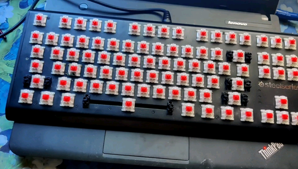 【键盘维修】赛睿键盘一排自动触发,怎么解决?