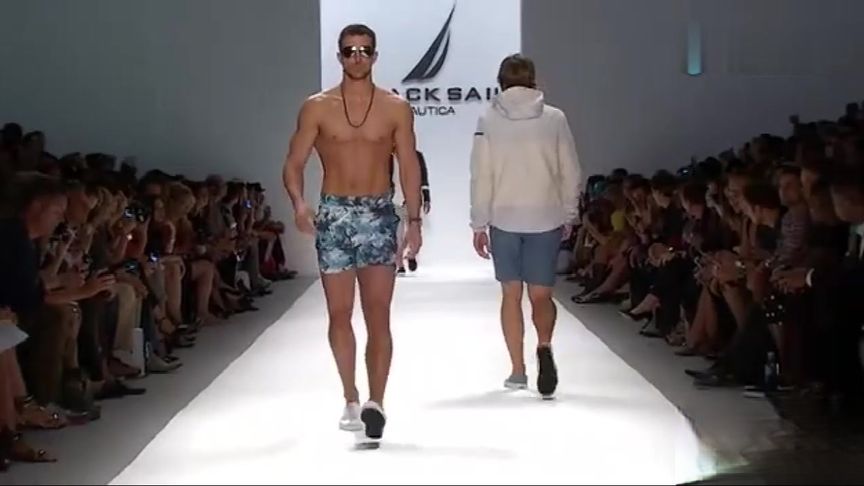 国际时尚男模经典走秀,第一位男模的身材接近黄金比例