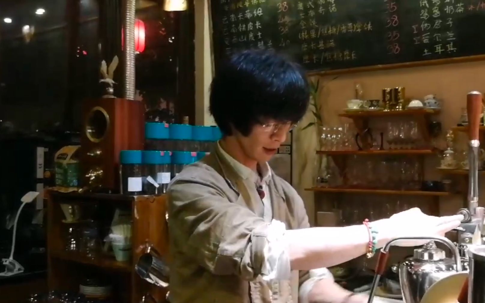 全网差评最多的咖啡店!店长用百年古董煮咖啡,不顺眼就赶客