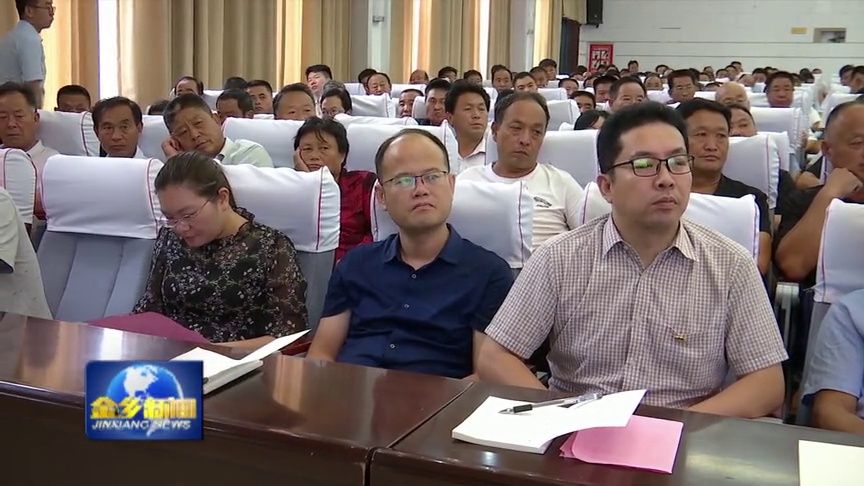 董冰为全县农村社区党组织书记上党课
