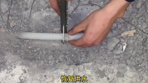 地暖管漏水维修,师傅2分钟修好恢复供暖,中国技术才是天下第一