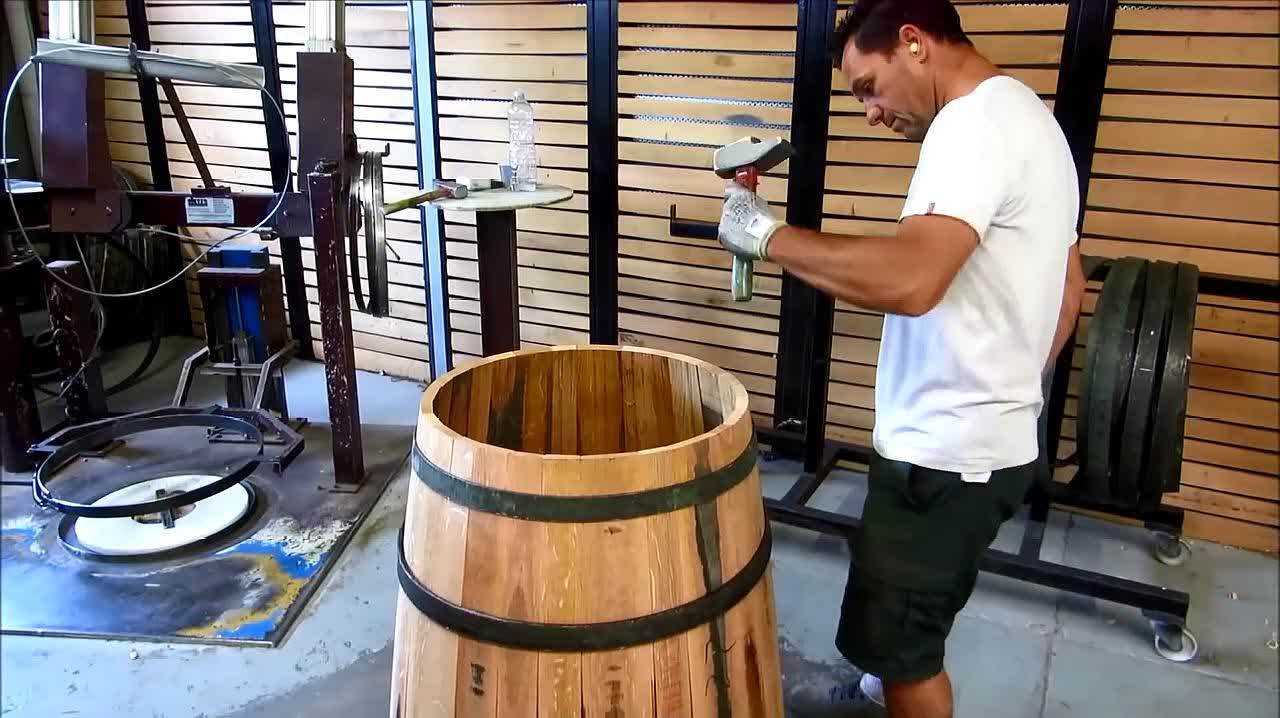 橡木桶的制作过程,防水全靠“挤”,大家看这做得怎么样