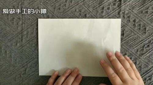 一张长方形纸不剪不粘也能折出等腰三角形飞镖?
