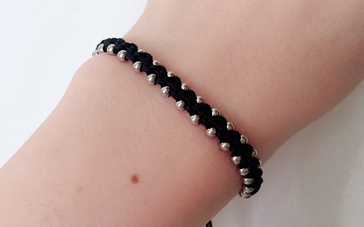 串珠手链的编法,简单的串珠与编绳结合,详细的视频教程