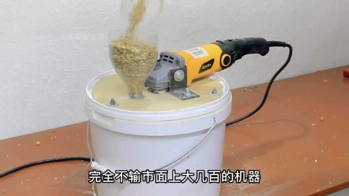 小伙简直是个天才,发明了一款饲料粉碎机,效率那是杠杠的