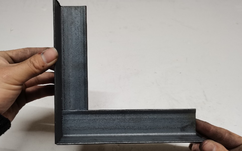 怎么把角铁焊成直角边,三百一天的焊工师傅做成的,你说值不值?